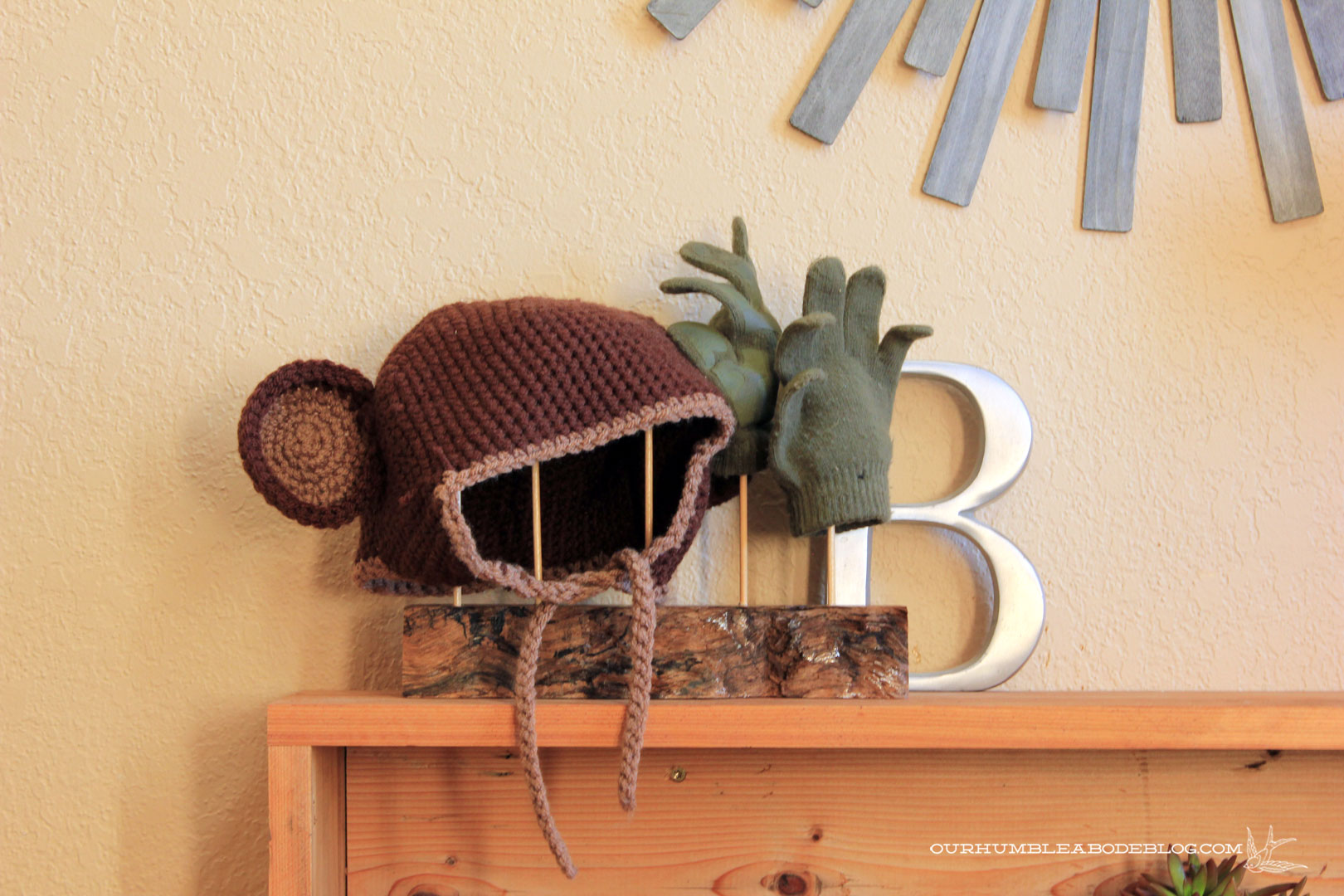 Entry-Mitten-Rack-Sculpture-in-Use